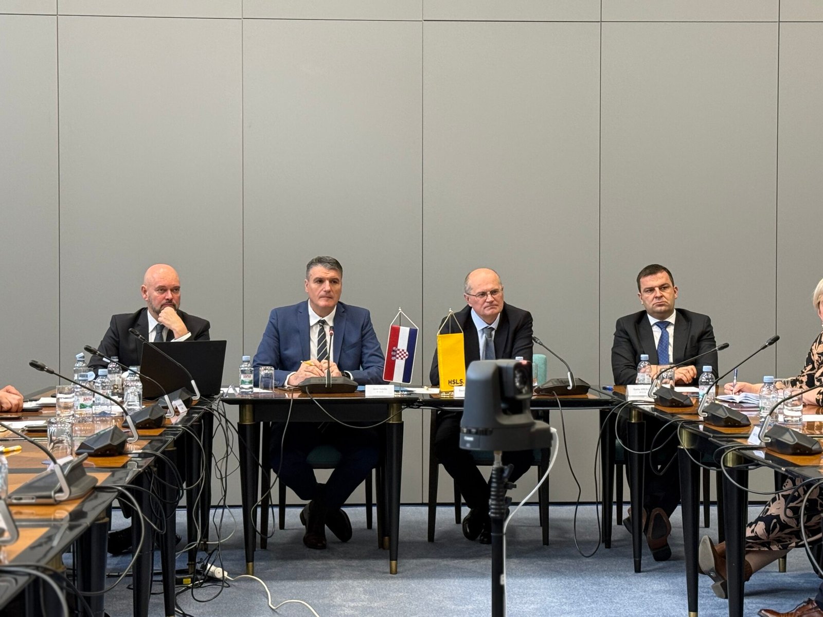 Klub zastupnika HSLS-a održao je okrugli stol na temu ”Utjecaj politike dohodaka na inflaciju u ...